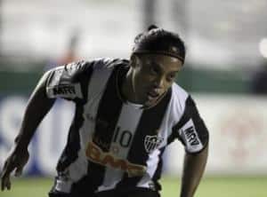 Ronaldinho starts training after getting over groin injury ...