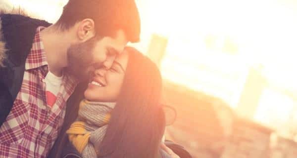 लव बाइट को मेकअप से छिपाएं इस तरह | TheHealthSite.com Hindi