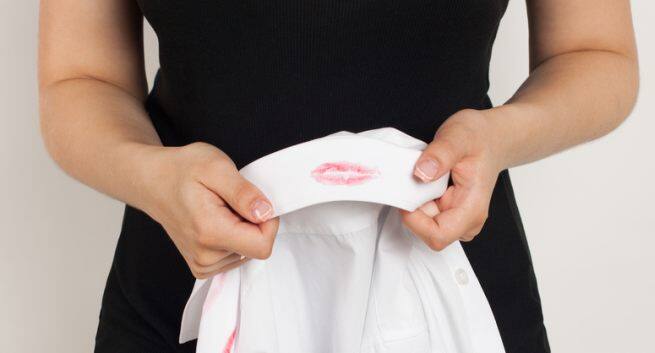 8 tell tale signs that you were making out at a party | TheHealthSite.com