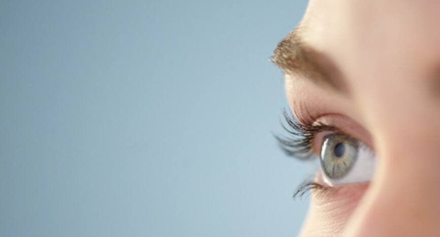 6 daily habits that harm your eyes | TheHealthSite.com