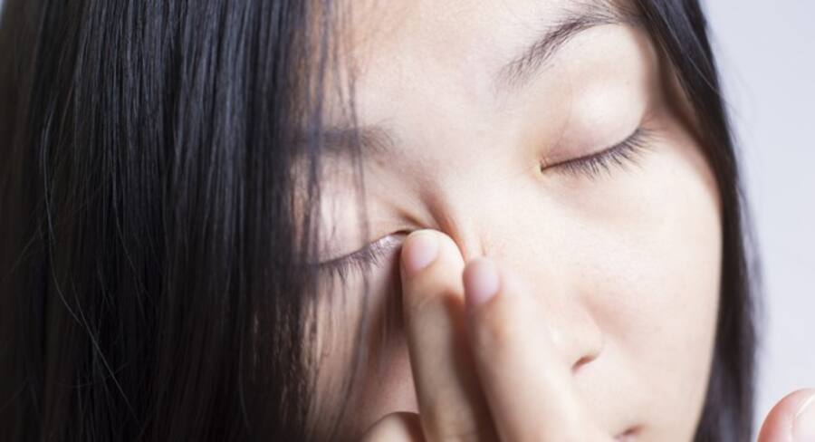 Why do we get sleep dust or eye mucus and is it healthy ...
