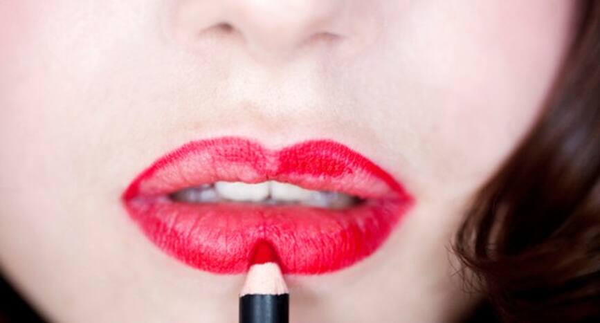 10 makeup mistakes that make you look 10 years older | TheHealthSite.com