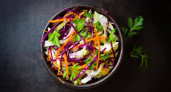 No-oil recipe: Garlicky cabbage and spinach salad | TheHealthSite.com