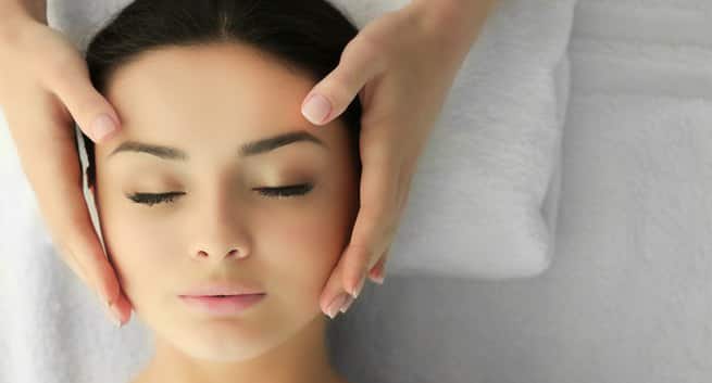 Step-by-step guide for a face massage at home! | TheHealthSite.com