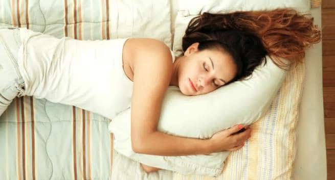 6 reasons sleeping on your left side is healthy | TheHealthSite.com