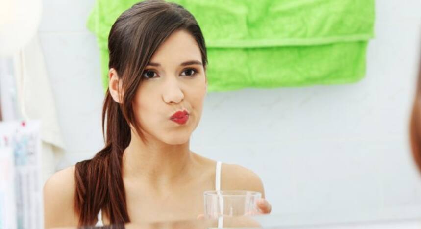 Easy guide to gargle correctly for relief from sore throat, bad breath ...