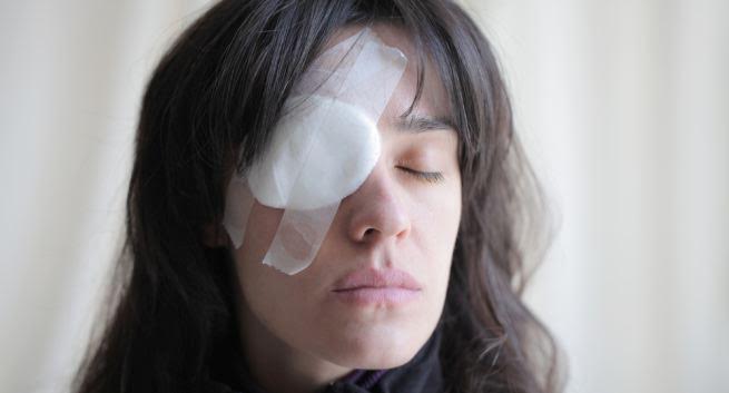 Kerala woman complains of itchy eyes; Doctors pull out 70 mm long worm ...