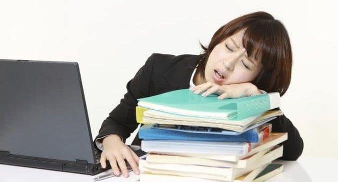 Why you feel fatigued and sleepy after overeating | TheHealthSite.com