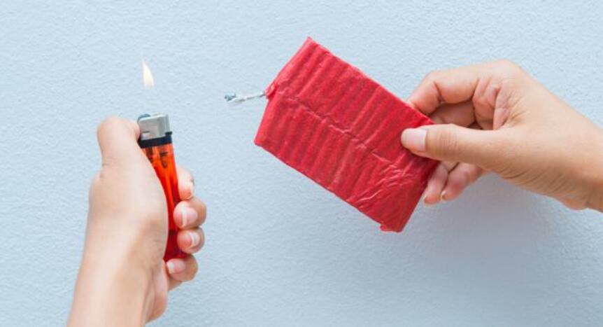 Diwali Special: 4 ways you should NOT burst firecrackers ...
