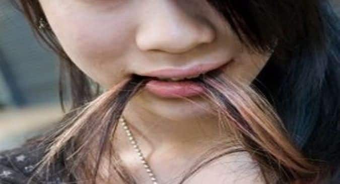 लोग बाल क्यों खाते हैं? जानिए बाल खाने वाली इस बीमारी के बारे में ...