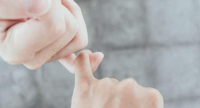 Your smartphone could damage your pinky finger! | TheHealthSite.com