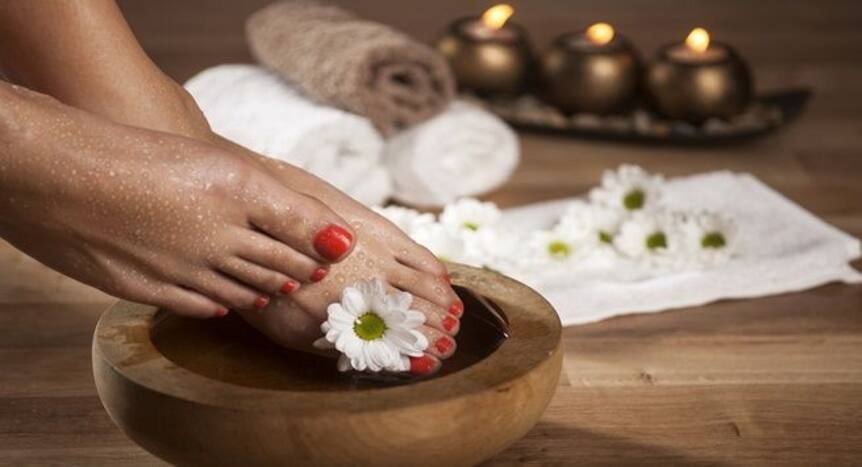 Top 5 homemade foot scrubs for beautiful feet | TheHealthSite.com