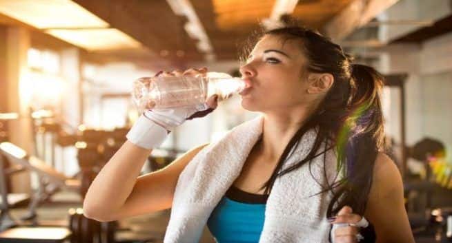 A dietitian explains how weight loss is linked to water intake ...