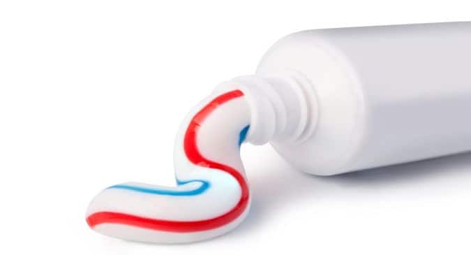 क्या टूथपेस्ट की मदद से 'अनचाहे बाल' हटा सकते हैं ? | TheHealthSite.com ...