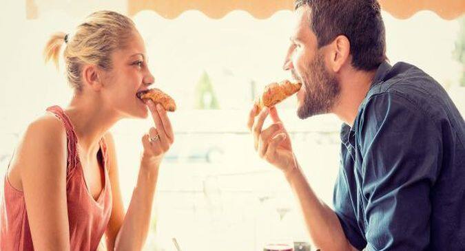 खड़े होकर खाना क्यों है खतरनाक-क्या आप भी होना चाहते हैं इन बीमारियों ...