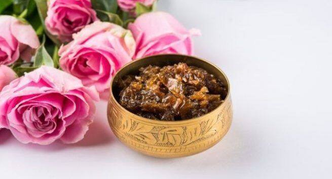 5 reasons why you must eat gulkand every day (homemade gulkand recipe ...