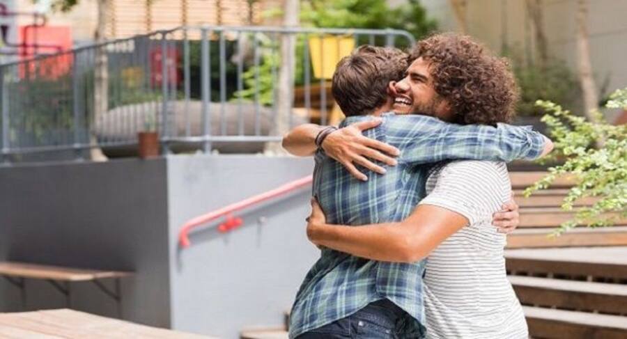 Happy Hug Day: A cuddle a day keeps the doctor away | TheHealthSite.com