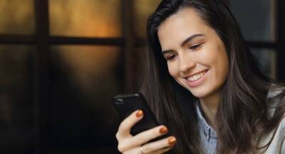 How to protect your skin from blue light emitted by mobiles and laptops ...