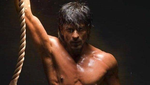 Happy New Year: Shah Rukh Khan reveals rock hard physique with supreme ...