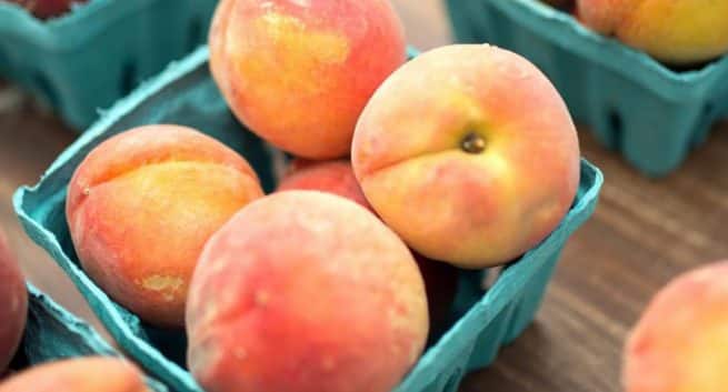 वजन कम करने के लिए खाएं आड़ू, आड़ू खाने के फायदे | | TheHealthSite.com ...