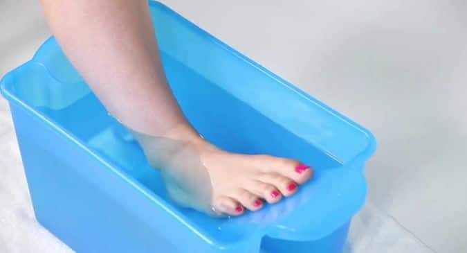 Salt Water Foot Bath : नमक के पानी से पैंरों की सिंकाई करने पर होते हैं ...