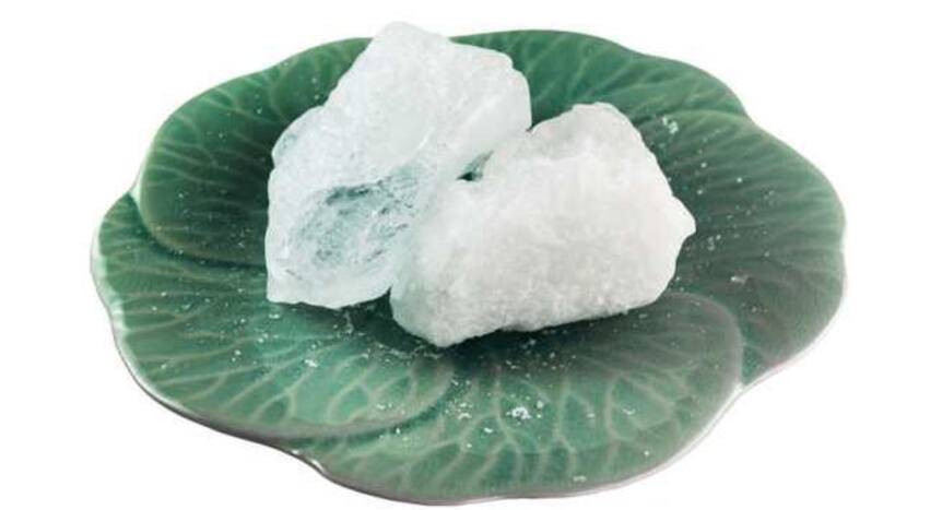 Fitkari Benefits in Hindi: नारियल तेल में फिटकरी मिलाकर लगाने के फायदे ...