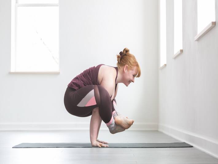 Shoulder Pressing Pose: How To Practice, Health Benefits And ...