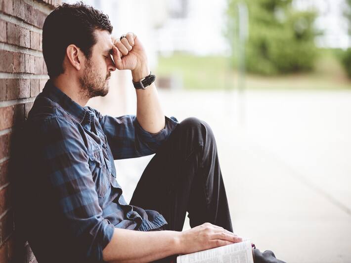 Facing Midlife Crisis? Know The 5 Most Noticeable Signs And Symptoms ...