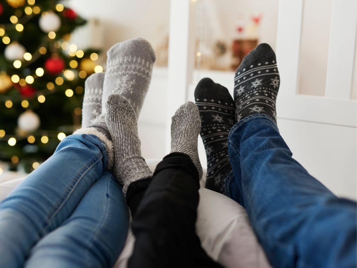 Sleep With Socks In Winter In Hindi क्या सर्दियों में मोजे पहनकर सोना सही है Thehealthsite