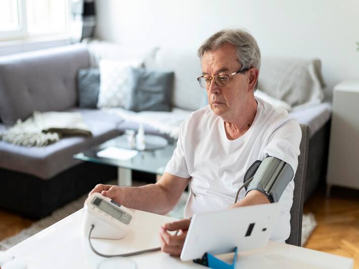 5 Reasons Why Men Over 60 Should Practice Yoga | TheHealthSite.com