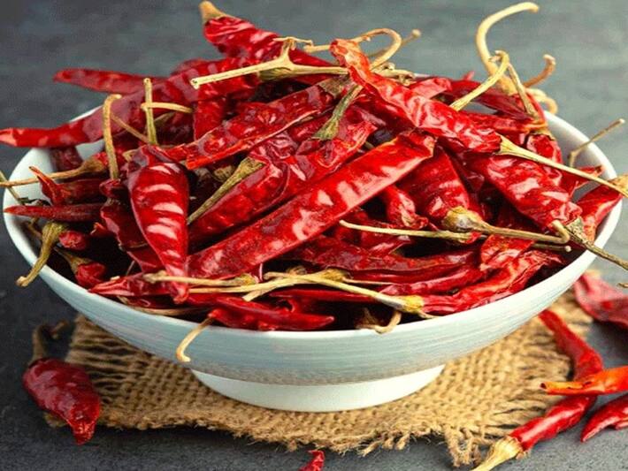 खाने में लाल मिर्च का तड़का सेहत पर पड़ सकता है भारी, शरीर को हो सकते हैं ये 5 नुकसान ...