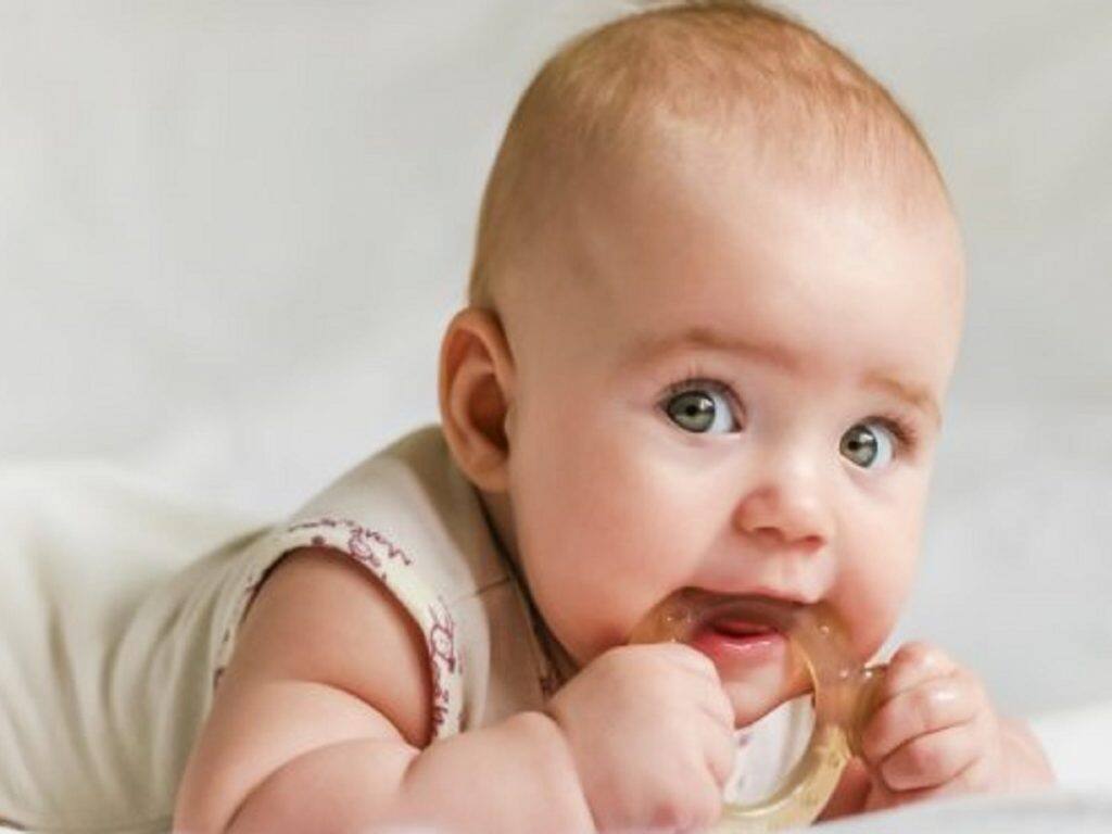 क्या गर्मियों में शिशु को पान पिलाना चाहिए? जानें बेब के लिए गर्मियों में क्या है सह ...