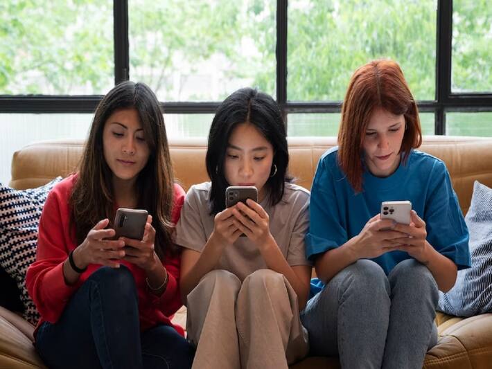 How Does Mindless Scrolling Impact Our Mental Health? | TheHealthSite.com