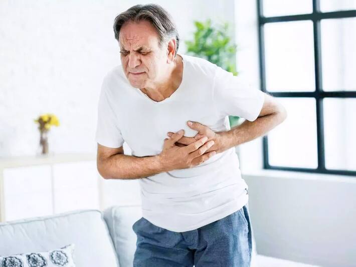 महसूस हो तो इग्नोर न करें! सीने में महसूस होने वाले ये 5 लक्षण जो हो ...
