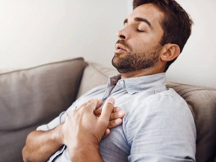 महसूस हो तो इग्नोर न करें! सीने में महसूस होने वाले ये 5 लक्षण जो हो ...