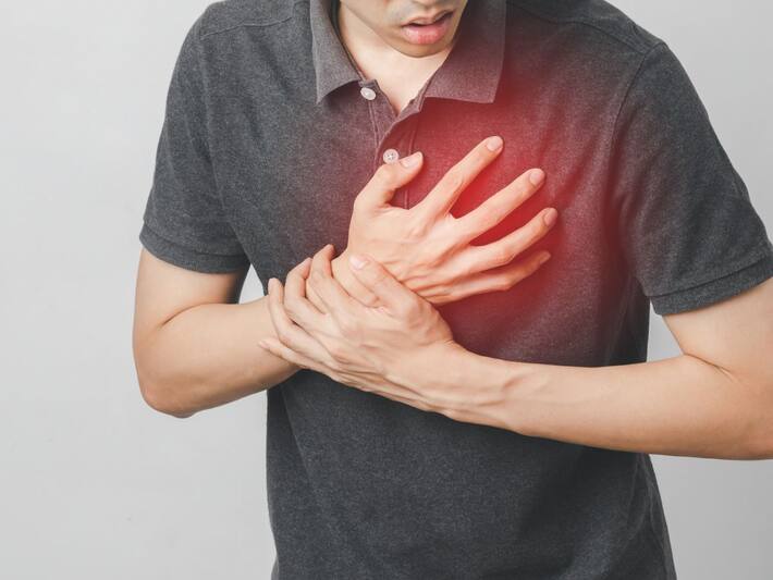 Symptoms of Hyperthyroidism: 5 Signs of An Overactive Thyroid That ...
