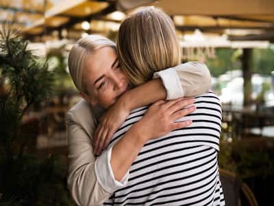 Do You Know What A Simple Hug Can Do To Your Physical And Emotional ...