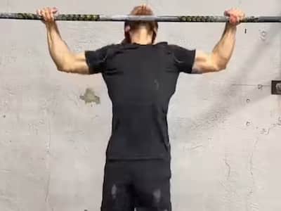 38-Year-Old Man Makes World Record For Doing 77 Pull-Ups In One Minute ...