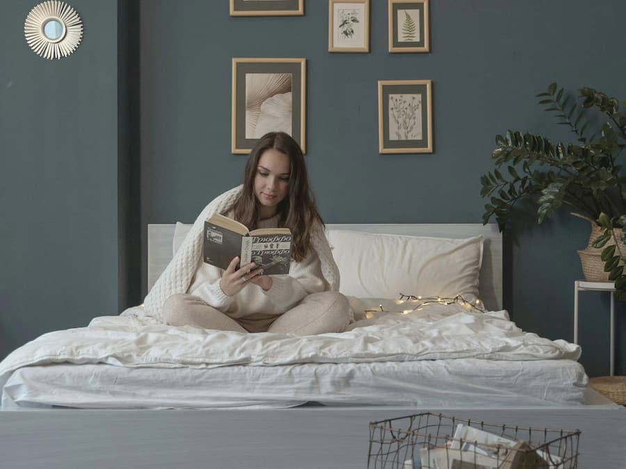 Read Yourself To Sleep: Benefits Of Reading Before Bed | TheHealthSite.com