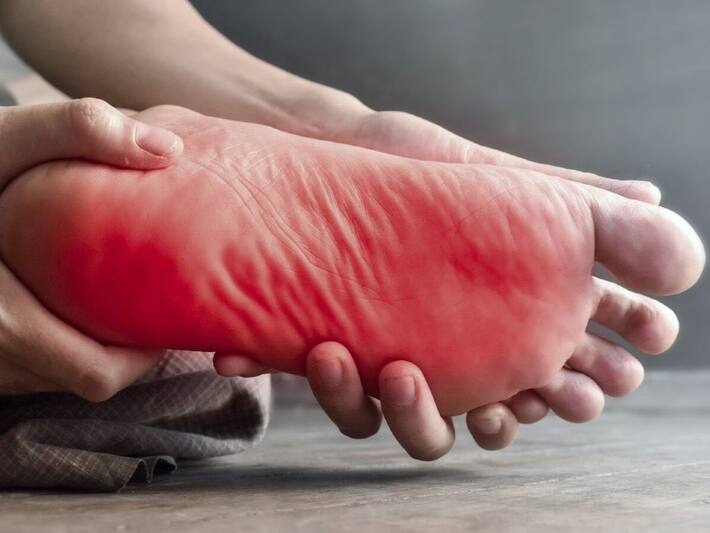 Pairo Me Jalan Ke Karan | पैरों में जलन होना इन 5 गंभीर बीमारियों का हो ...