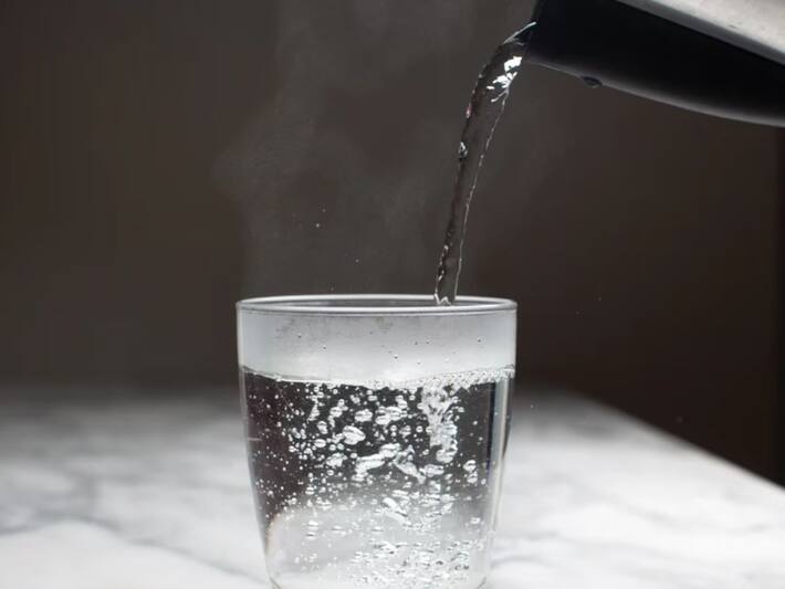 Drinking hot water before bed benefits: रात में गर्म पानी पीने के फायदे ...