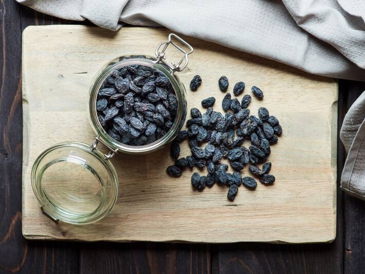 Black Raisins Benefits For Female: 5 Reasons Women Should Eat Black ...