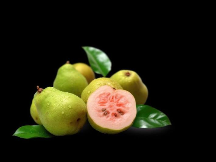 7 Health Benefits Of Consuming Guavas In Monsoon | TheHealthSite.com