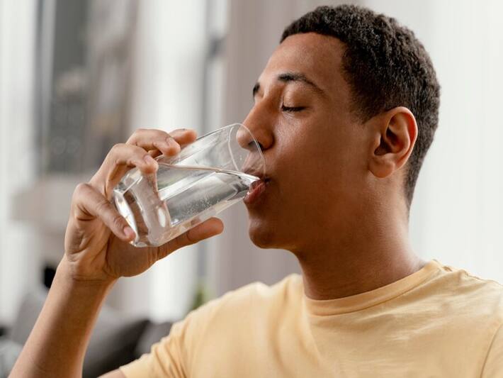 5 Benefits Of Drinking Salt And Water First Thing In The Morning ...