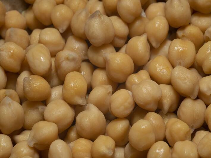 7 Ways In Which Chickpeas Are Super Beneficial For The Skin ...