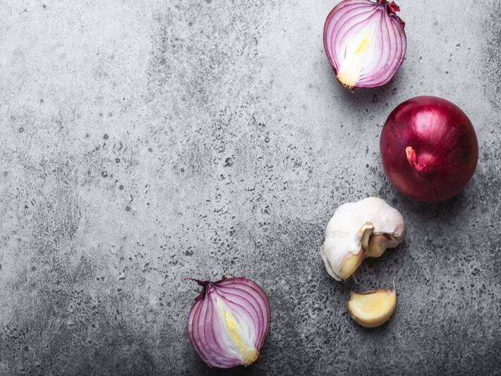 7 Powerful Health Benefits of Eating Raw Onions and Garlic Daily ...