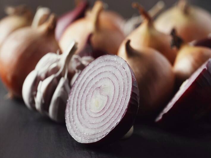 7 Powerful Health Benefits of Eating Raw Onions and Garlic Daily ...