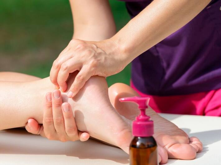 9 Health Benefits Of Massaging Feet With Mustard Oil Before Bed ...