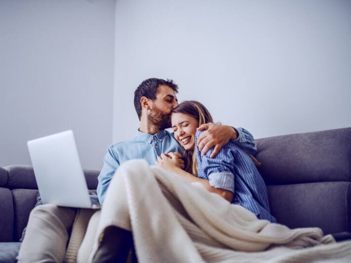 These Are The 8 Health Benefits Of Cuddling Every Day | TheHealthSite.com