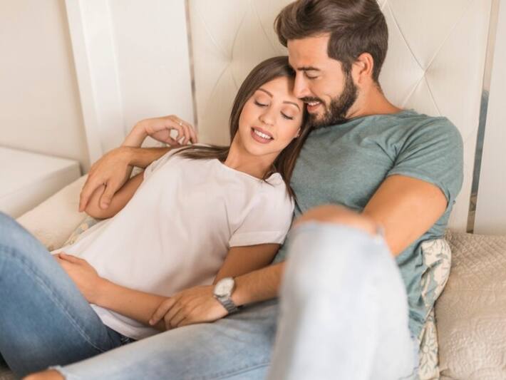 These Are The 8 Health Benefits Of Cuddling Every Day | TheHealthSite.com